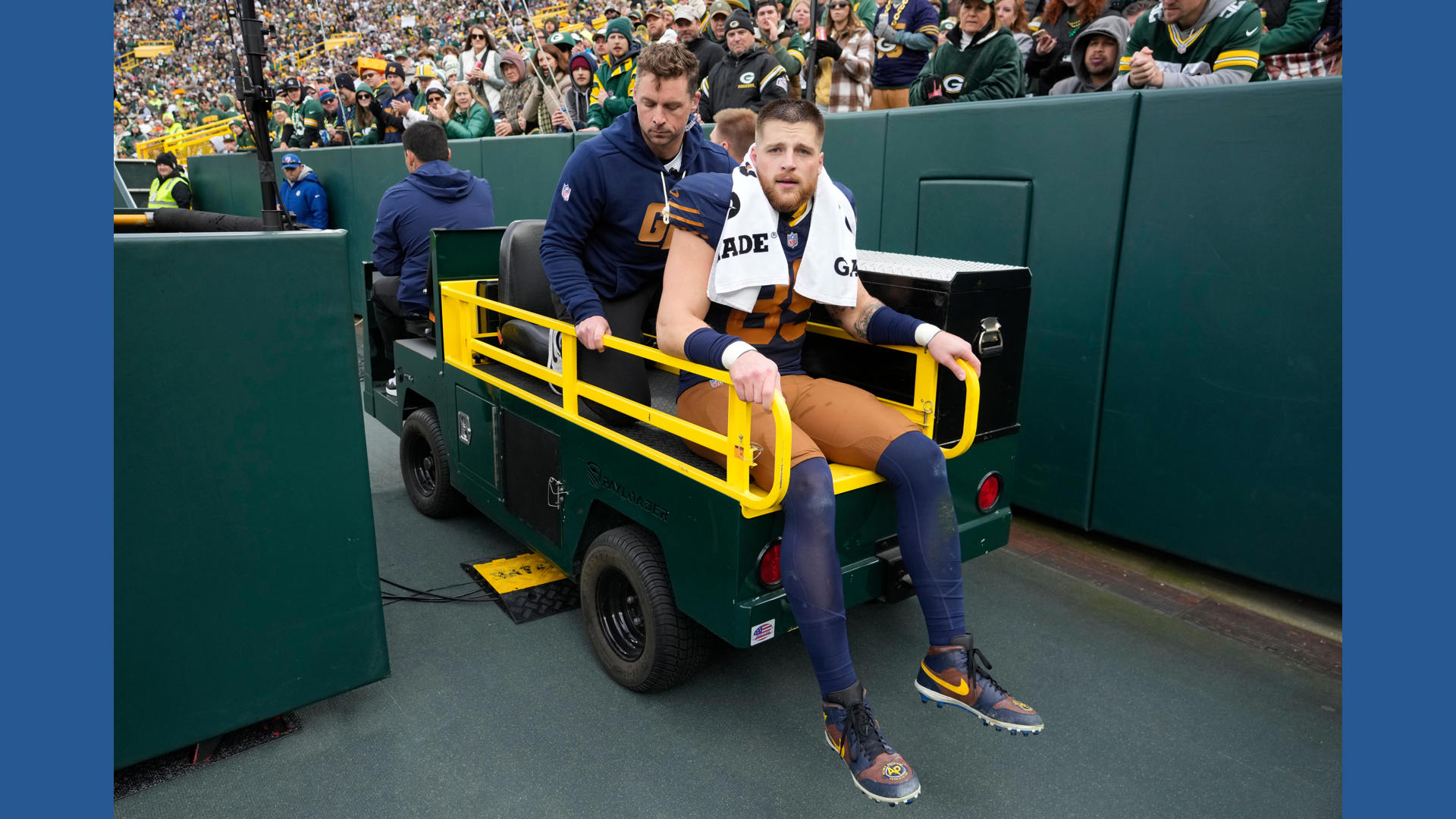 Packers star tight end Tucker Kraft carted off field with knee injury ...