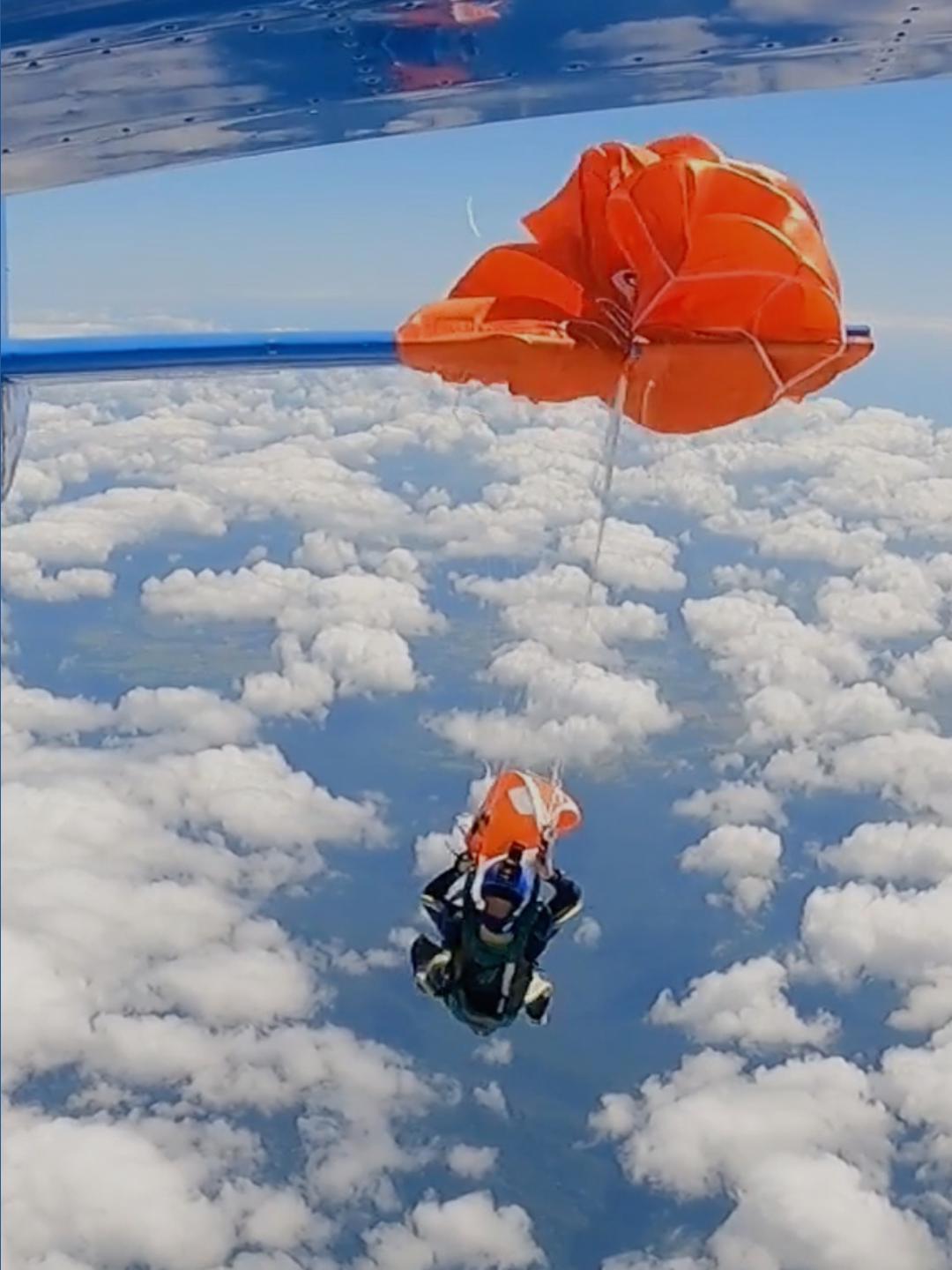 WATCH: Skydiver left dangling at 15,000 feet after parachute gets ...