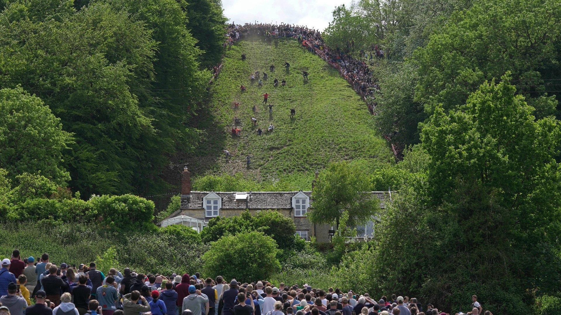 American man wins chaotic UK race chasing cheese down a hill | wzzm13.com