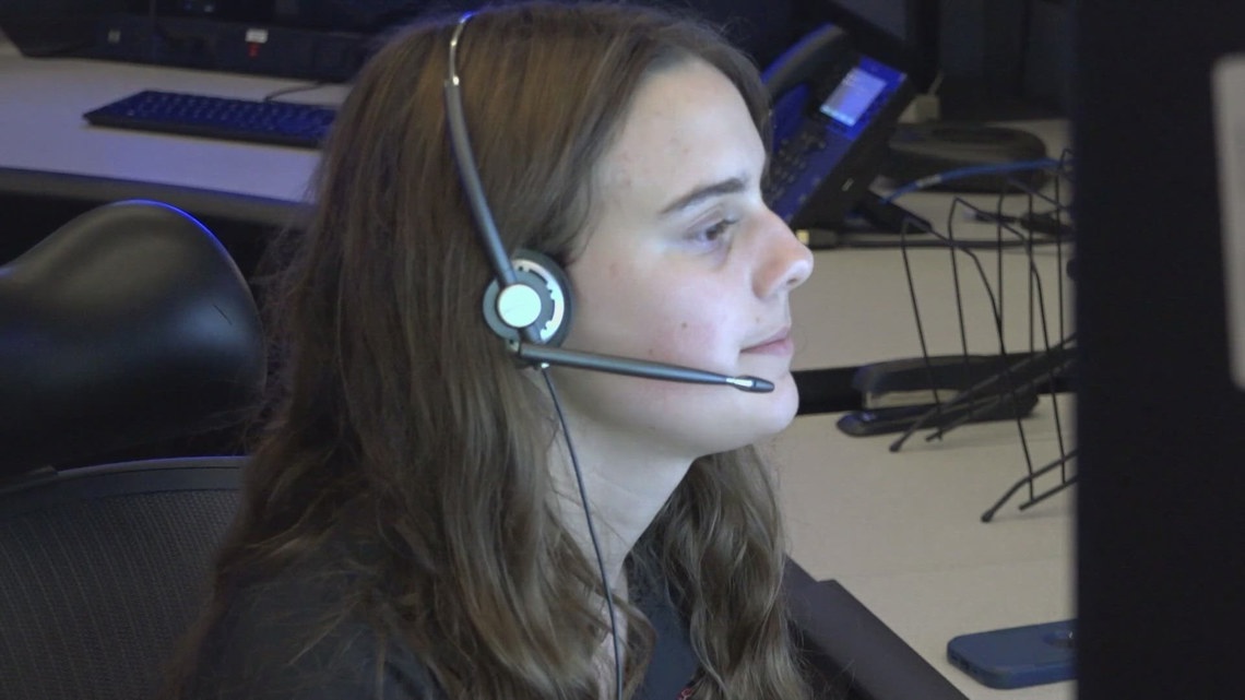 Texas 911 dispatcher hailed a hero after lifesaving call | wzzm13.com