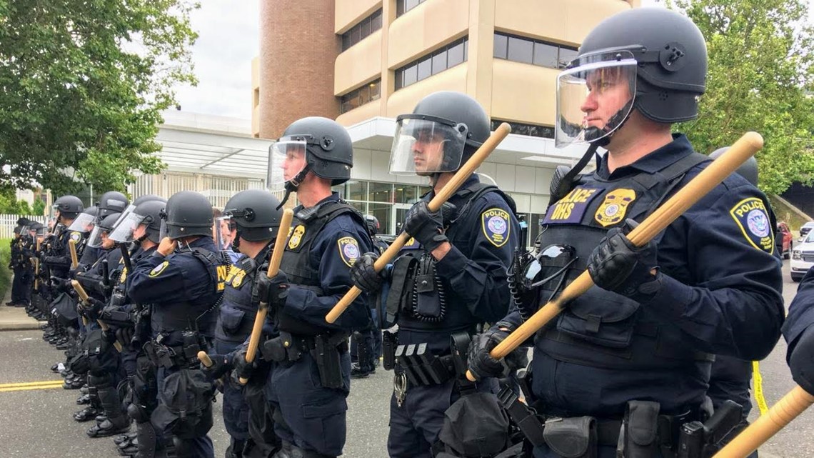 PHOTOS: Federal police clear entrance to ICE facility in Portland ...