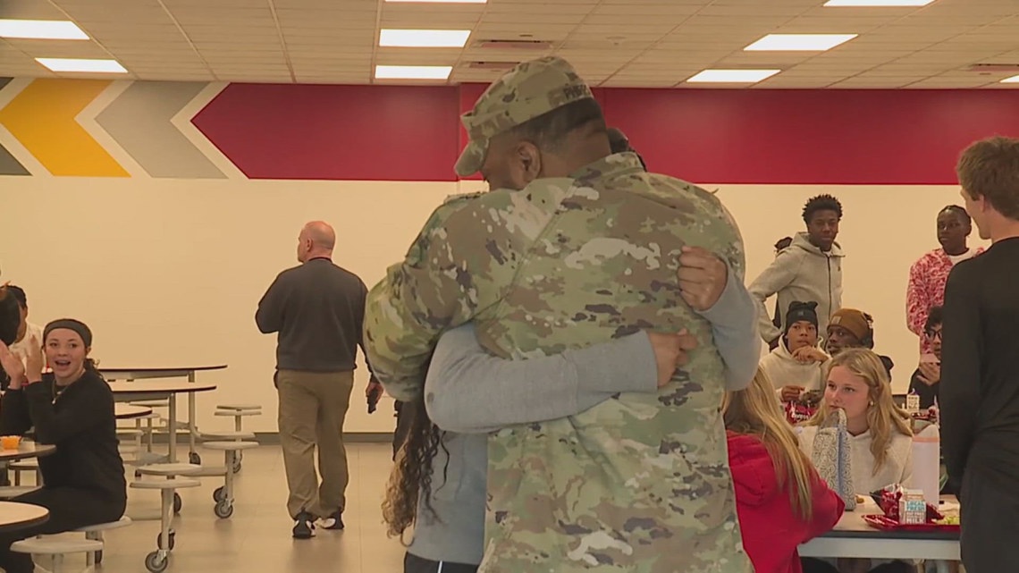 US soldier surprises daughter in return home at Illinois high school ...