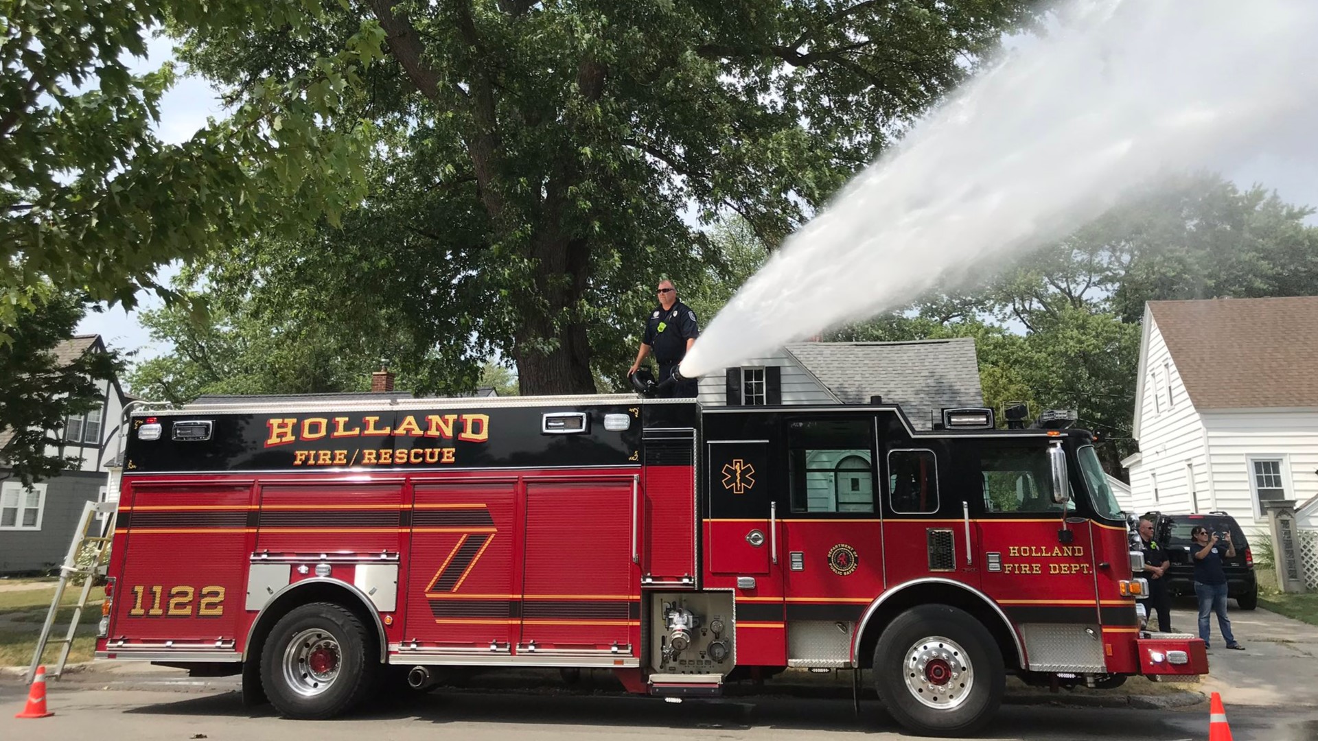 Holland firefighters sprays kids to keep them cool | wzzm13.com