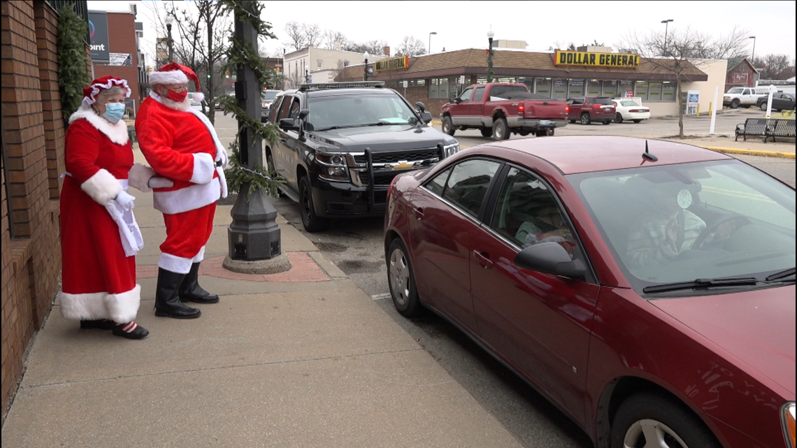 Santa and Mrs. Claus help Wayland police spread joy | wzzm13.com