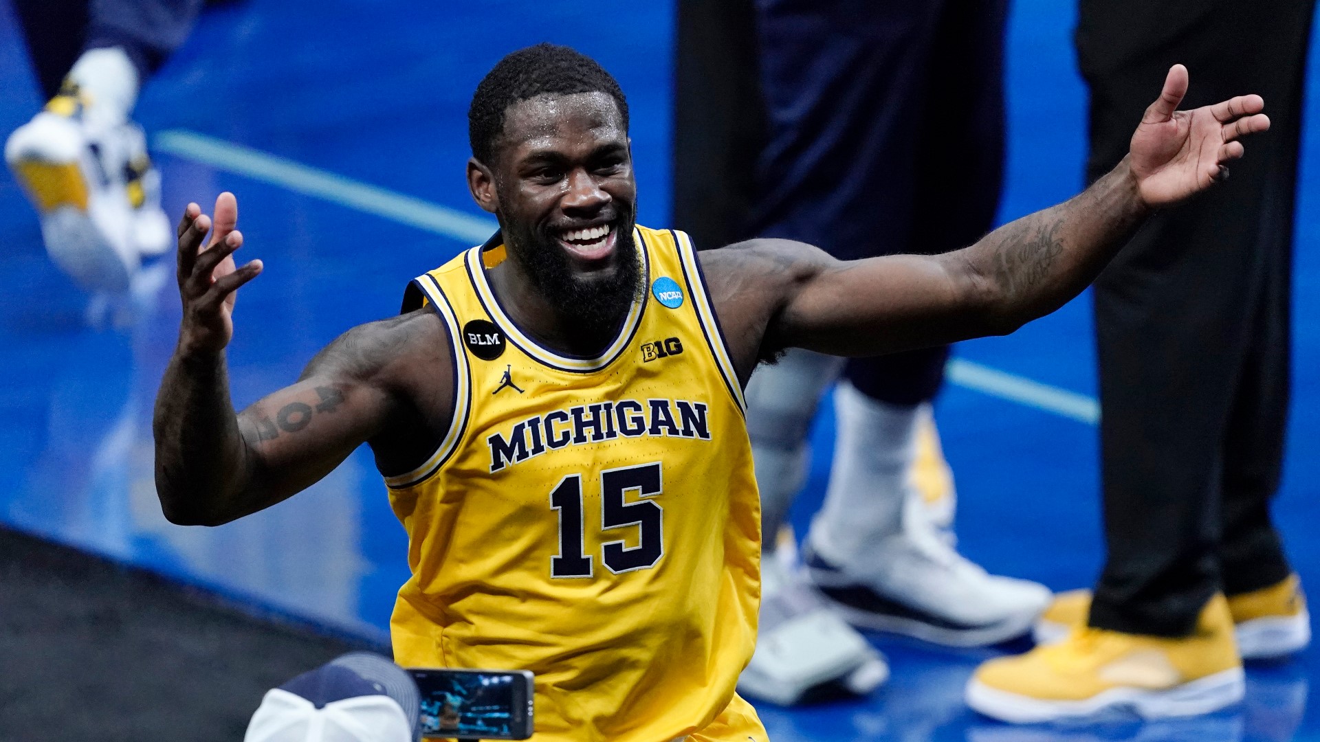 Big Ten comeback: Michigan topples LSU 86-78 | wzzm13.com
