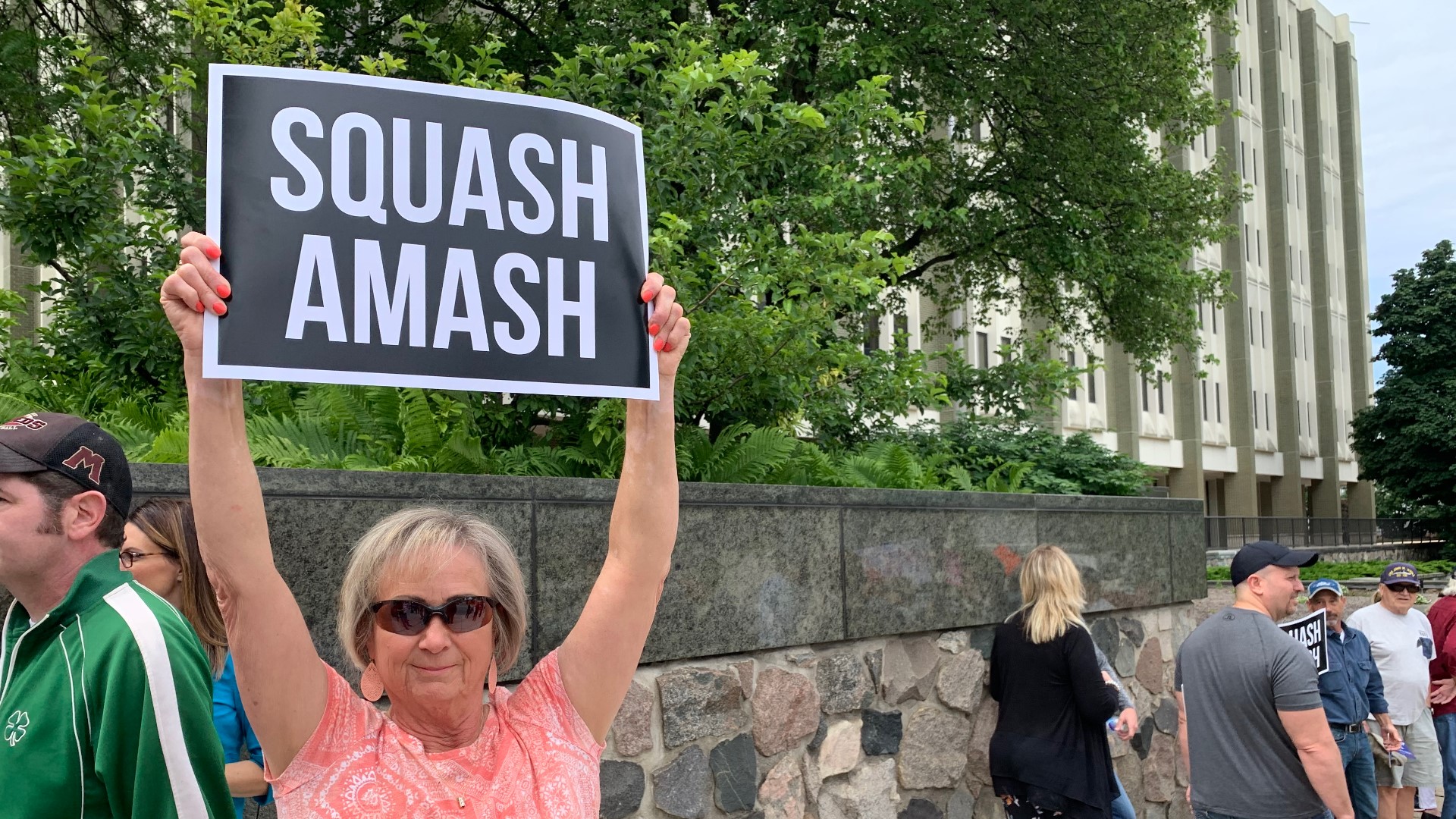 'Squash Amash' rally draws a crowd in Grand Rapids | wzzm13.com