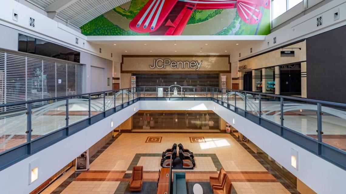 'A ghost town' | Photos show Rivertown Mall nearly empty as people stay ...