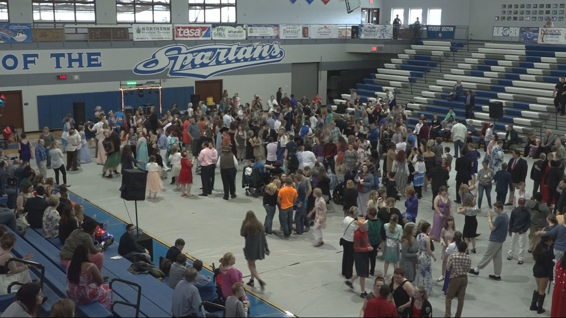 More than 1,000 people attend the Best Prom Ever | wzzm13.com