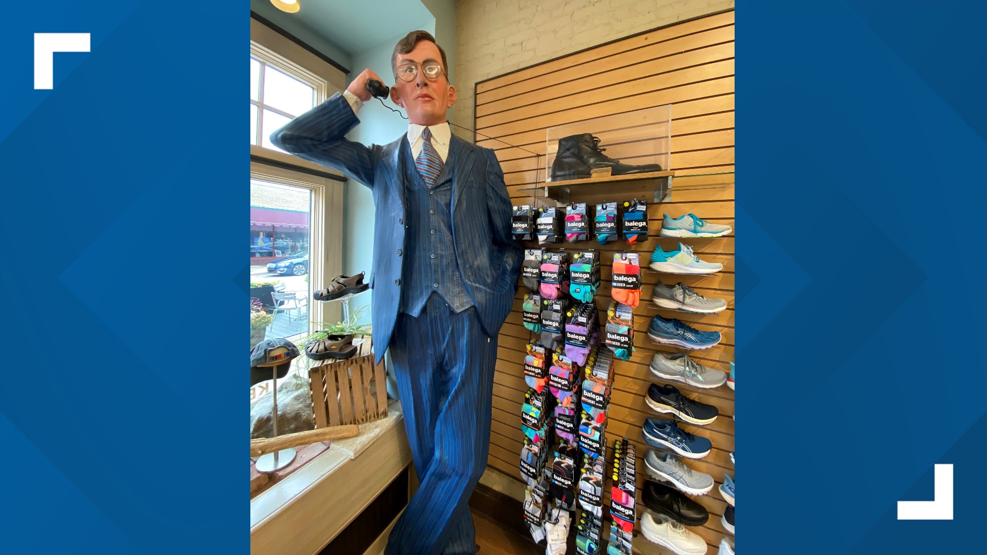 Size 37 shoe of world's tallest person on display at legendary Michigan ...