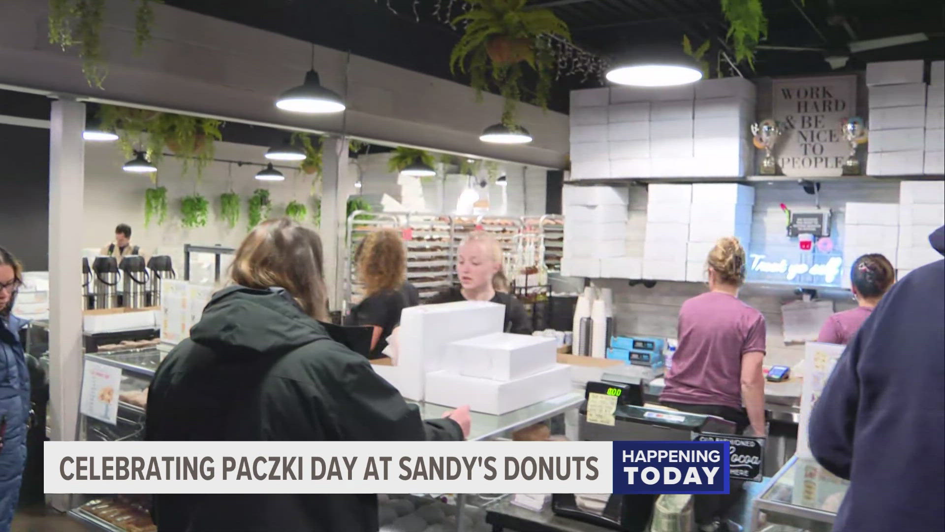 Sandy's Donuts sells thousands of paczki for Fat Tuesday | wzzm13.com