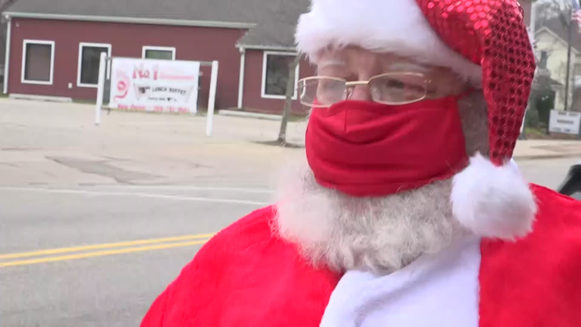 Santa and Mrs. Claus help Wayland police spread joy | wzzm13.com