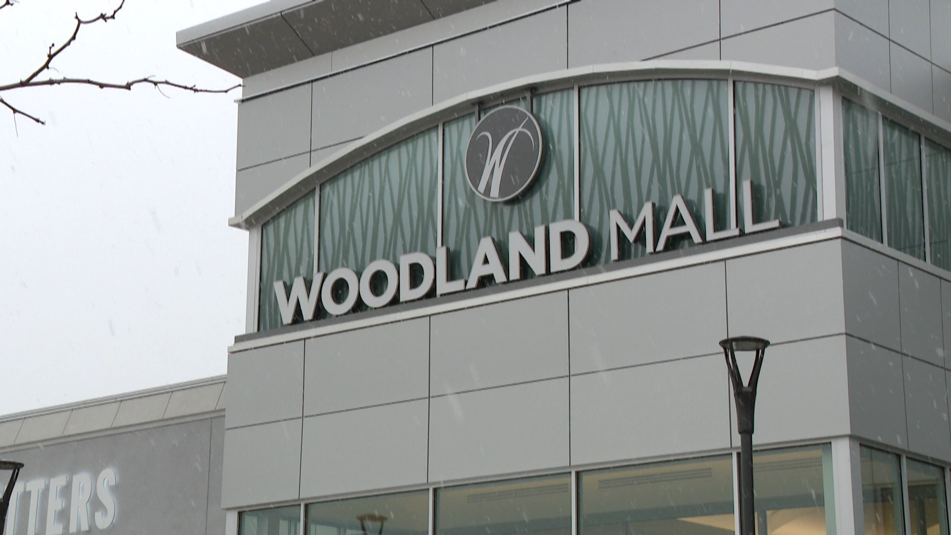 Woodland Mall, Rivertown Crossings closing early Wednesday | wzzm13.com
