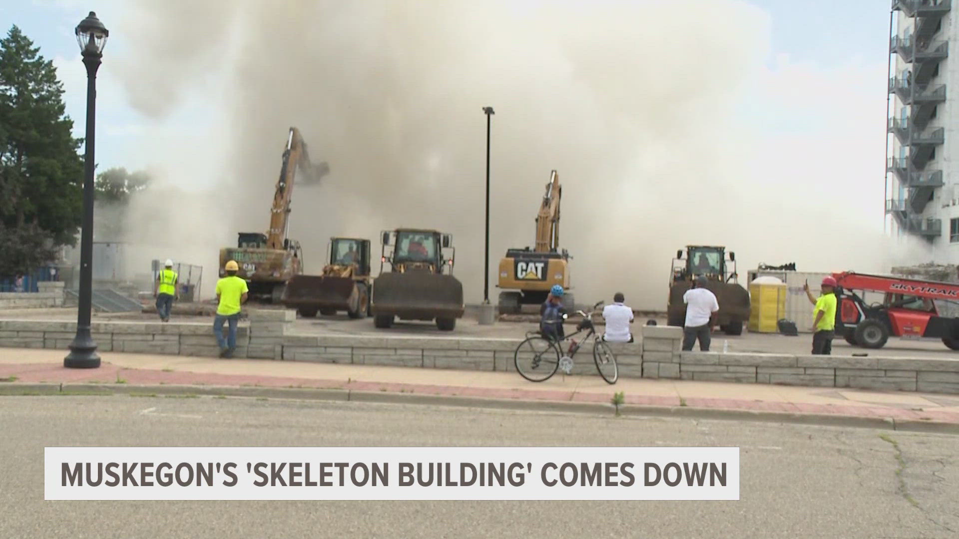Muskegon's 'Skeleton Building' comes down | wzzm13.com
