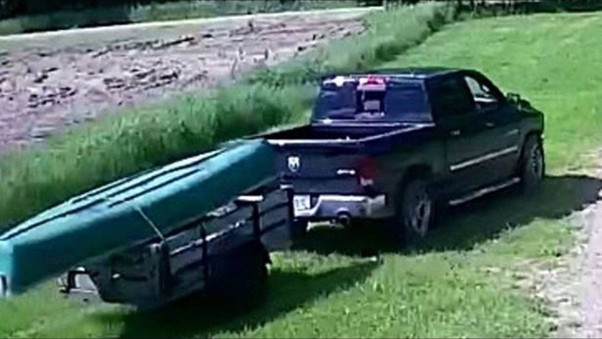 MSP: Pick-up truck drives off with stolen trailer, canoe | wzzm13.com