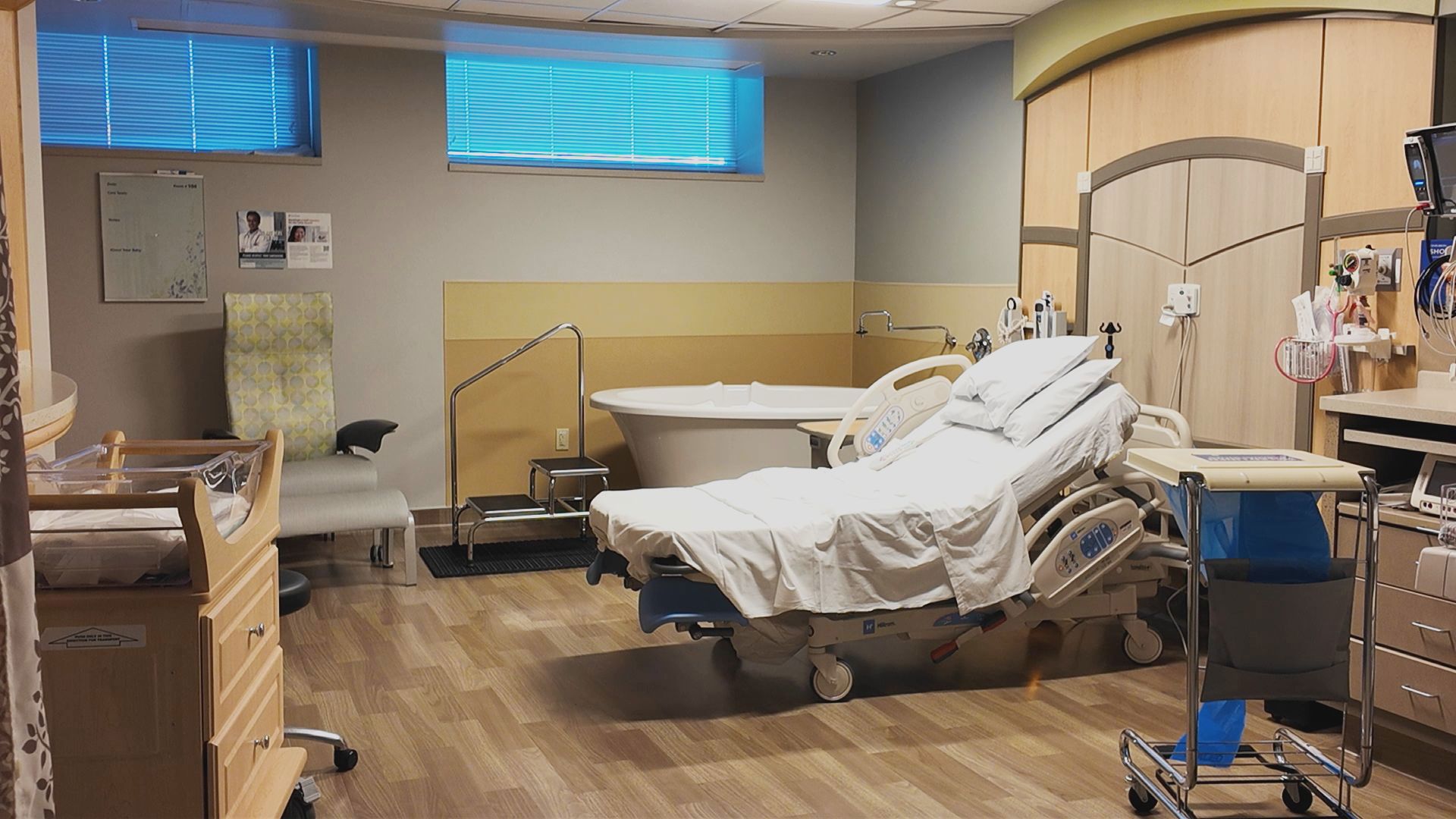 Holland Hospital gives new option for childbirth with new hydrotherapy ...