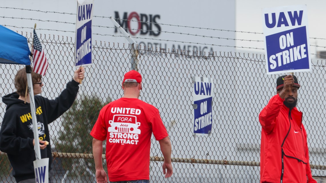 UAW strike grows to 25,000 workers on picket lines against Big 3 ...