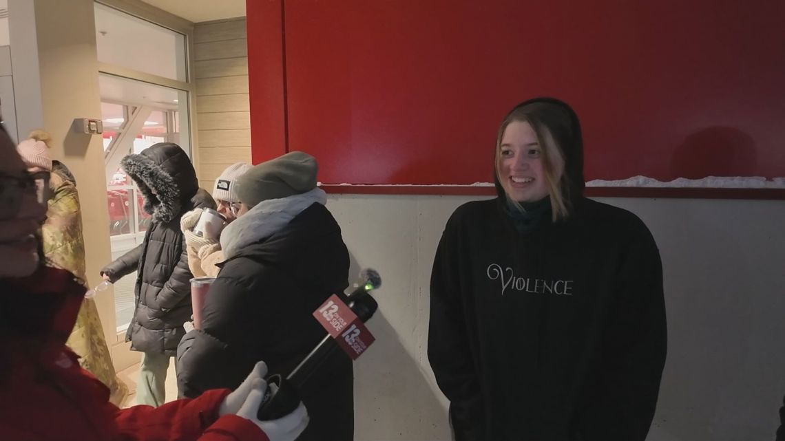 Readers line up in negative temps for 'Onyx Storm' special edition ...