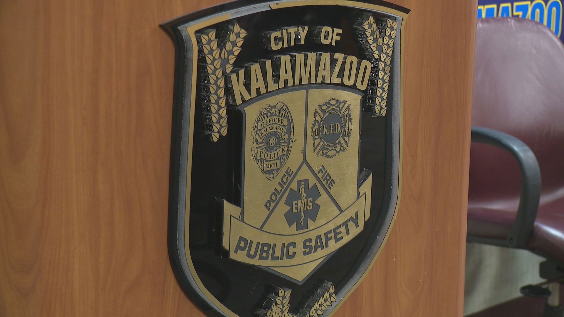 Man dead after being hit by train in Kalamazoo | wzzm13.com