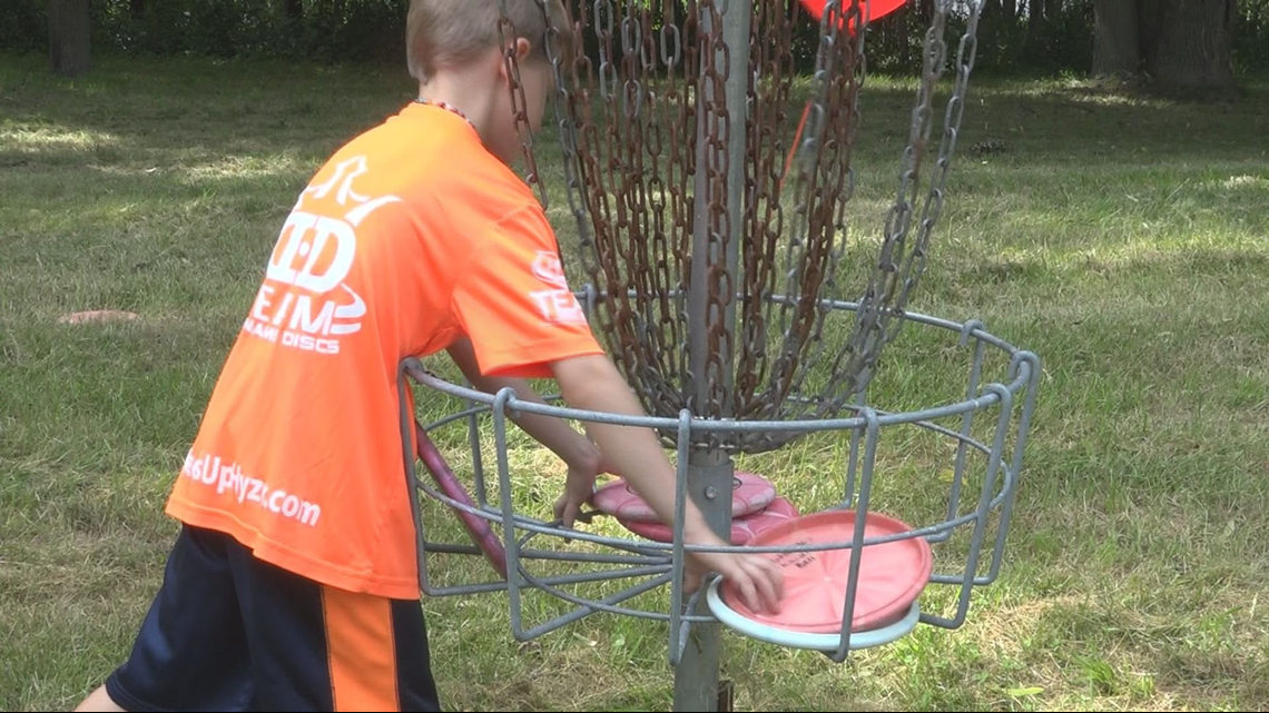 Junior disc golf world champion hosts clinic in his back yard for his ...