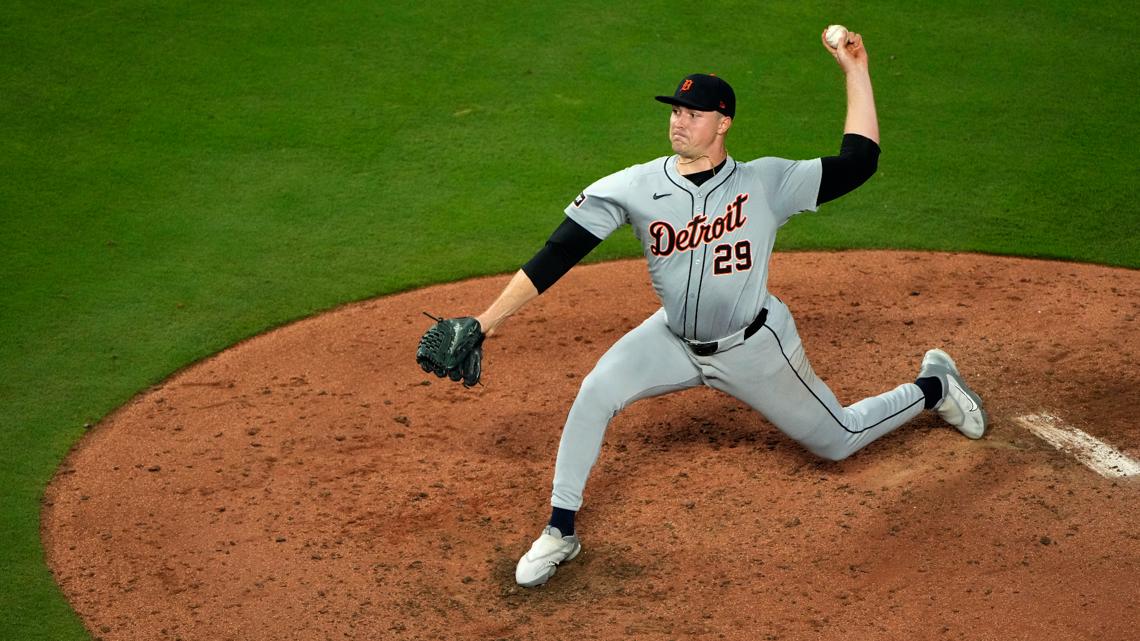 Playoff-chasing Tigers sweep Royals | wzzm13.com