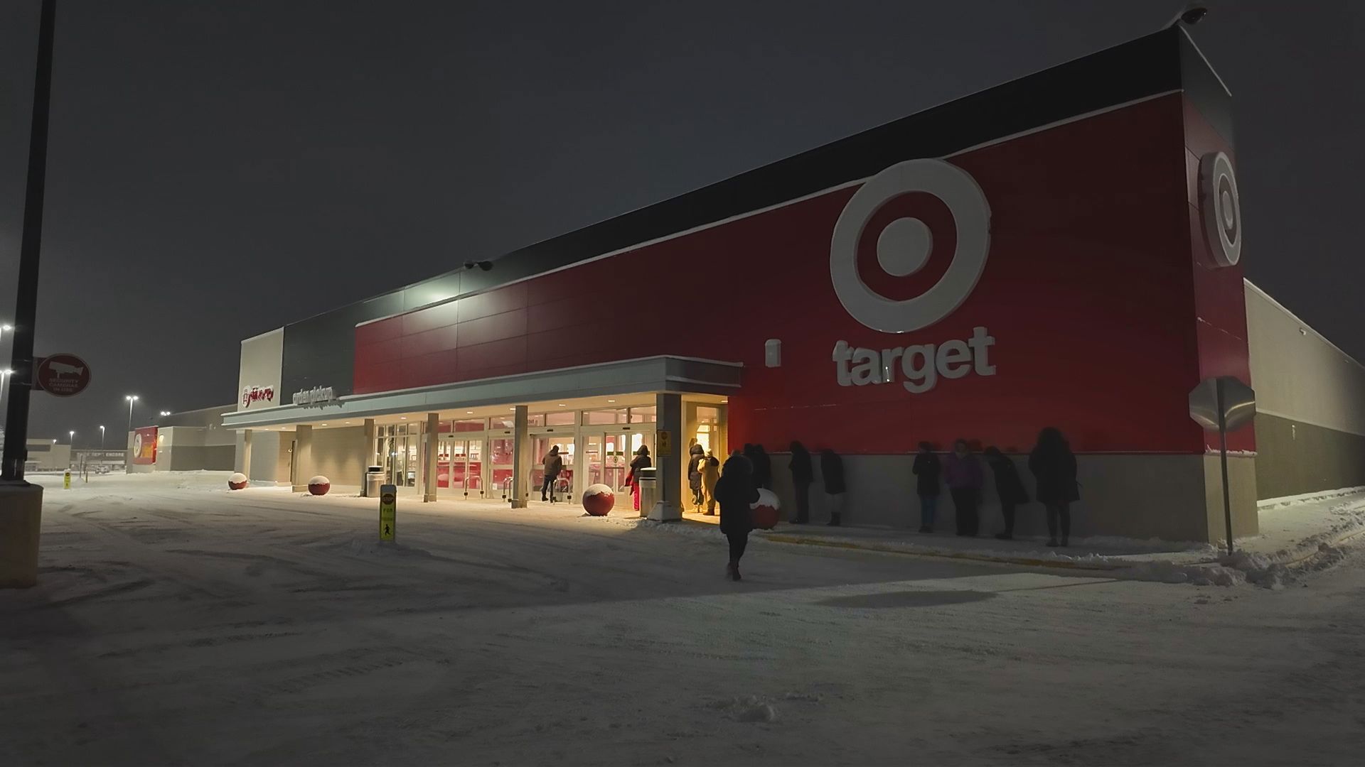 Readers line up in negative temps for 'Onyx Storm' special edition ...