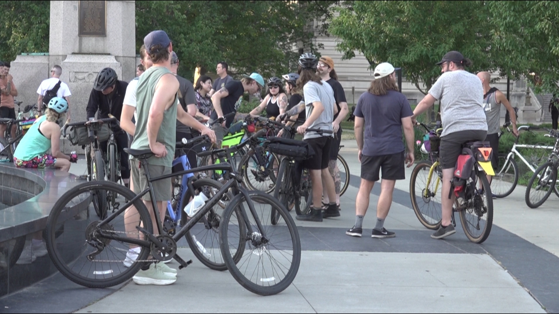 Grand Rapids cyclists meet up for kickball in Pinery Park | wzzm13.com