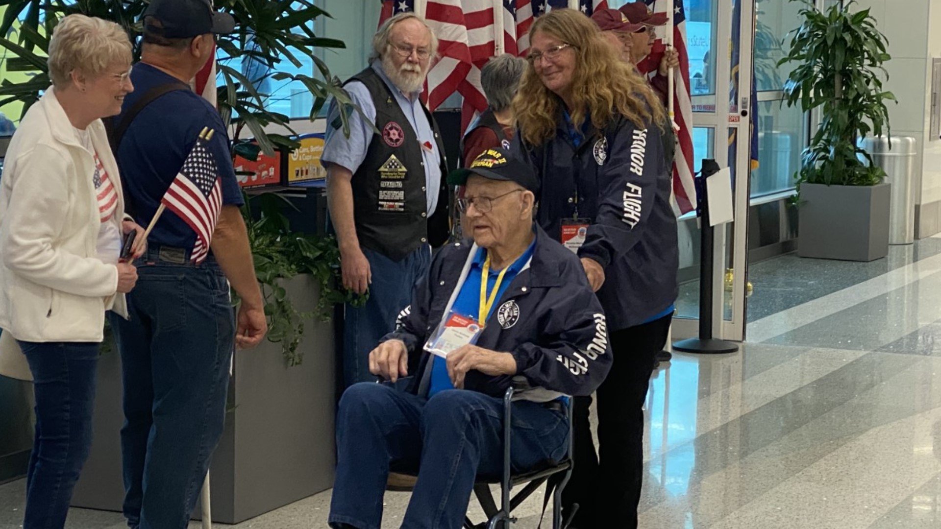 Michigan veterans participate in honor flight | wzzm13.com