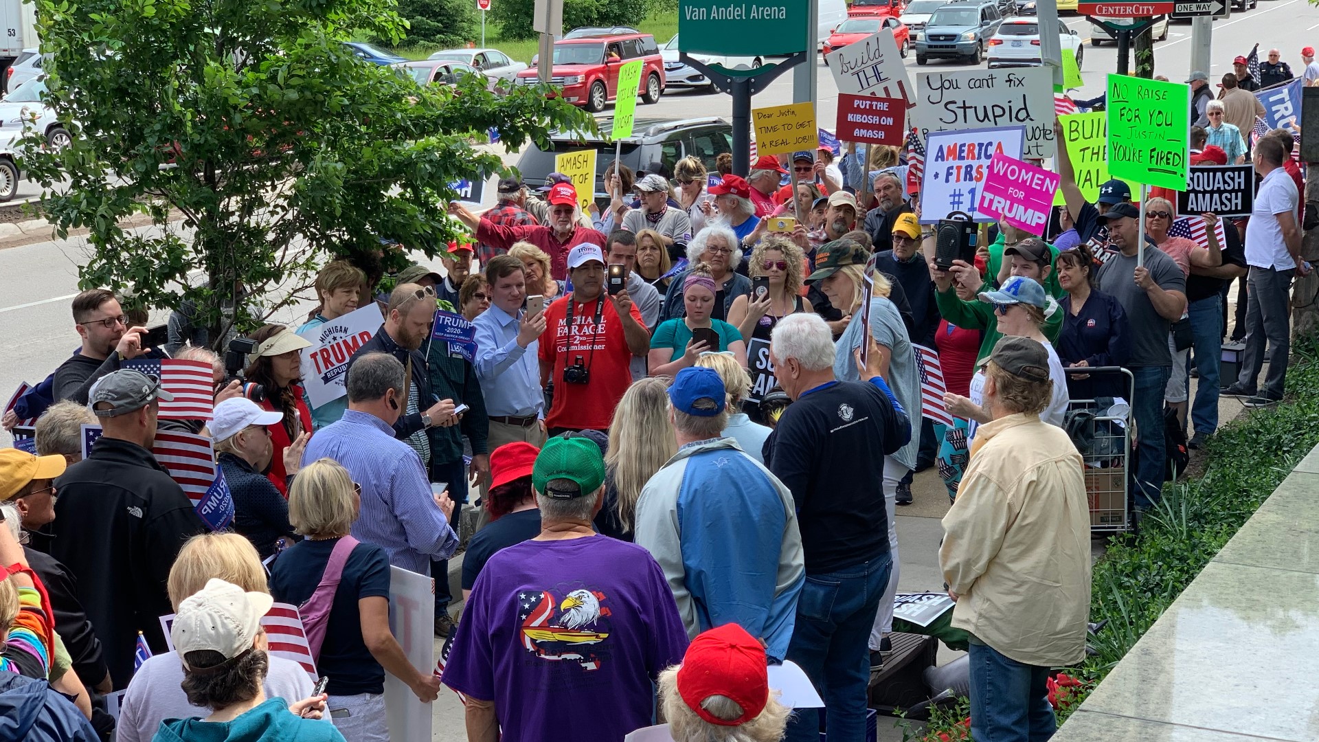 'Squash Amash' rally draws a crowd in Grand Rapids | wzzm13.com