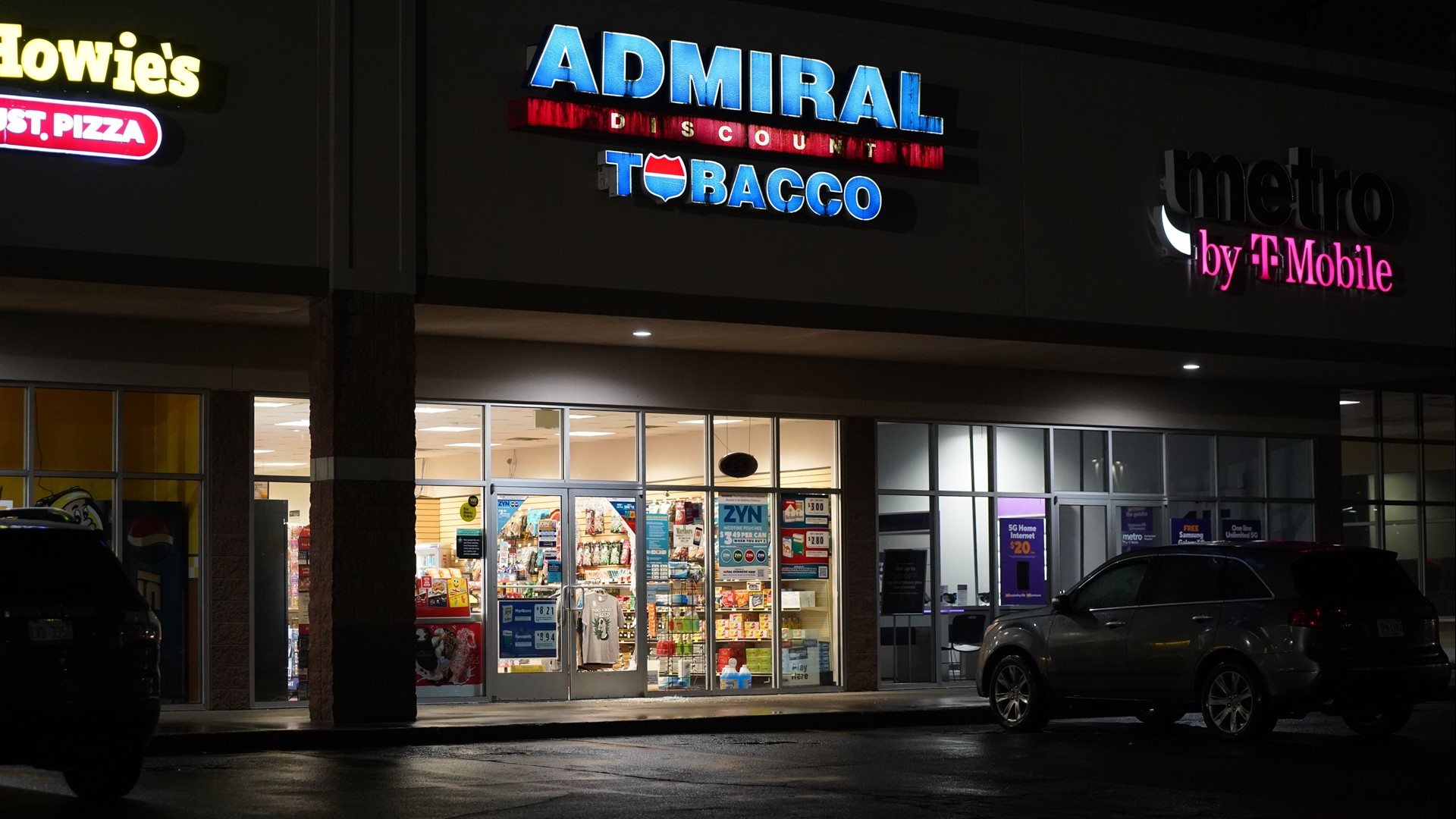 2 suspects take products from tobacco store in Holland Twp. | wzzm13.com