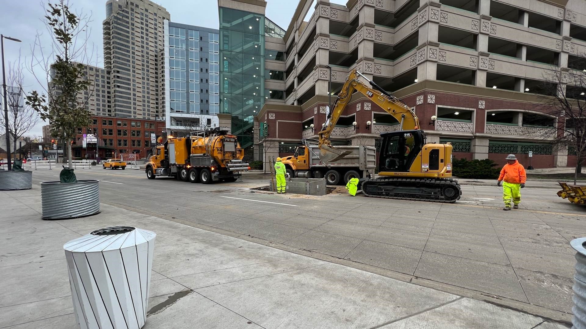 Large sinkhole closes parts of Fulton St. in Downtown GR | wzzm13.com
