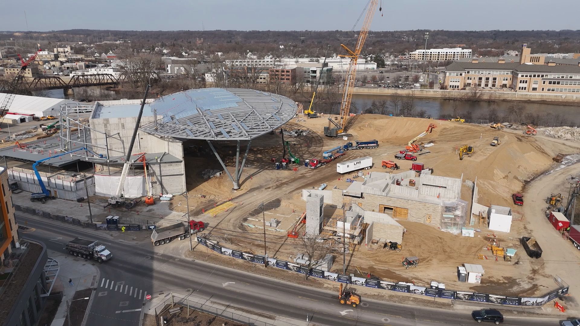 Acrisure Amphitheater marks halfway point in construction | wzzm13.com