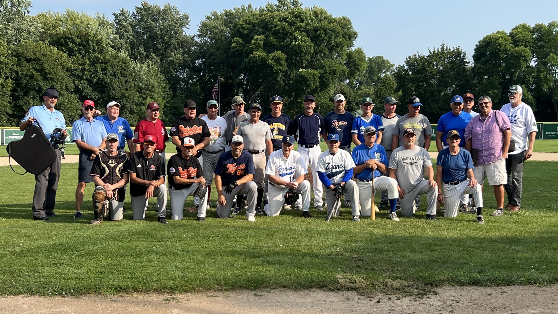 Michigan baseball players honor legendary 84-year-old teammate | wzzm13.com