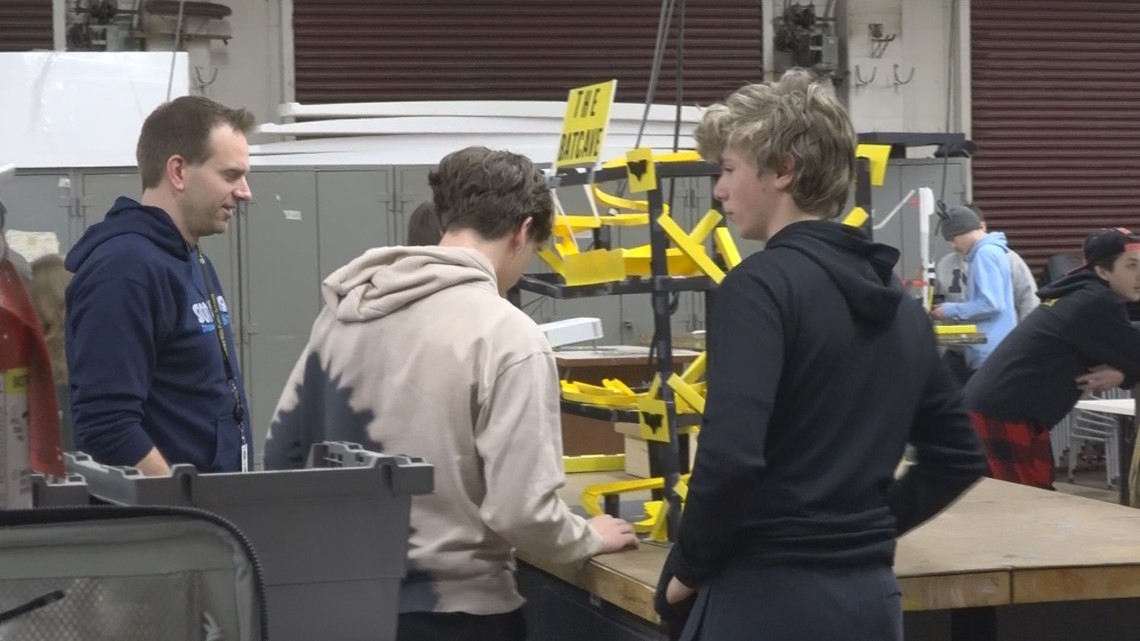 Kenowa Hills Middle School students have showcase for projects | wzzm13.com