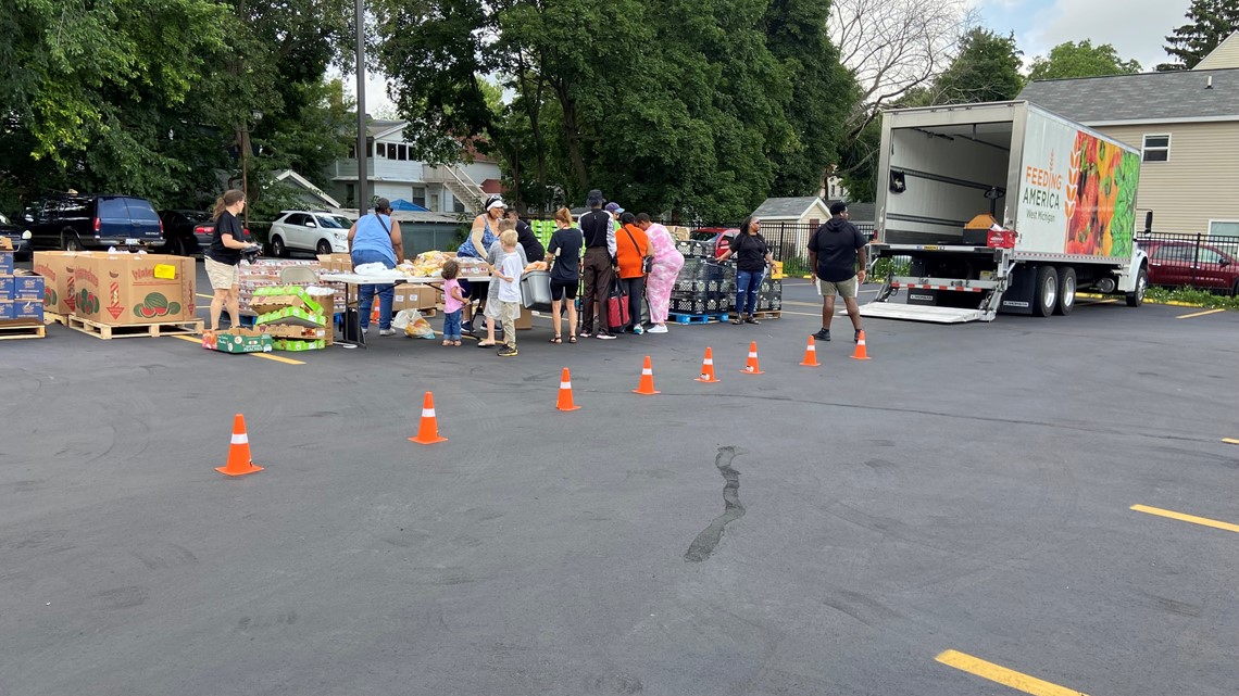 Mobile food pantry helps GR families make ends meet | wzzm13.com