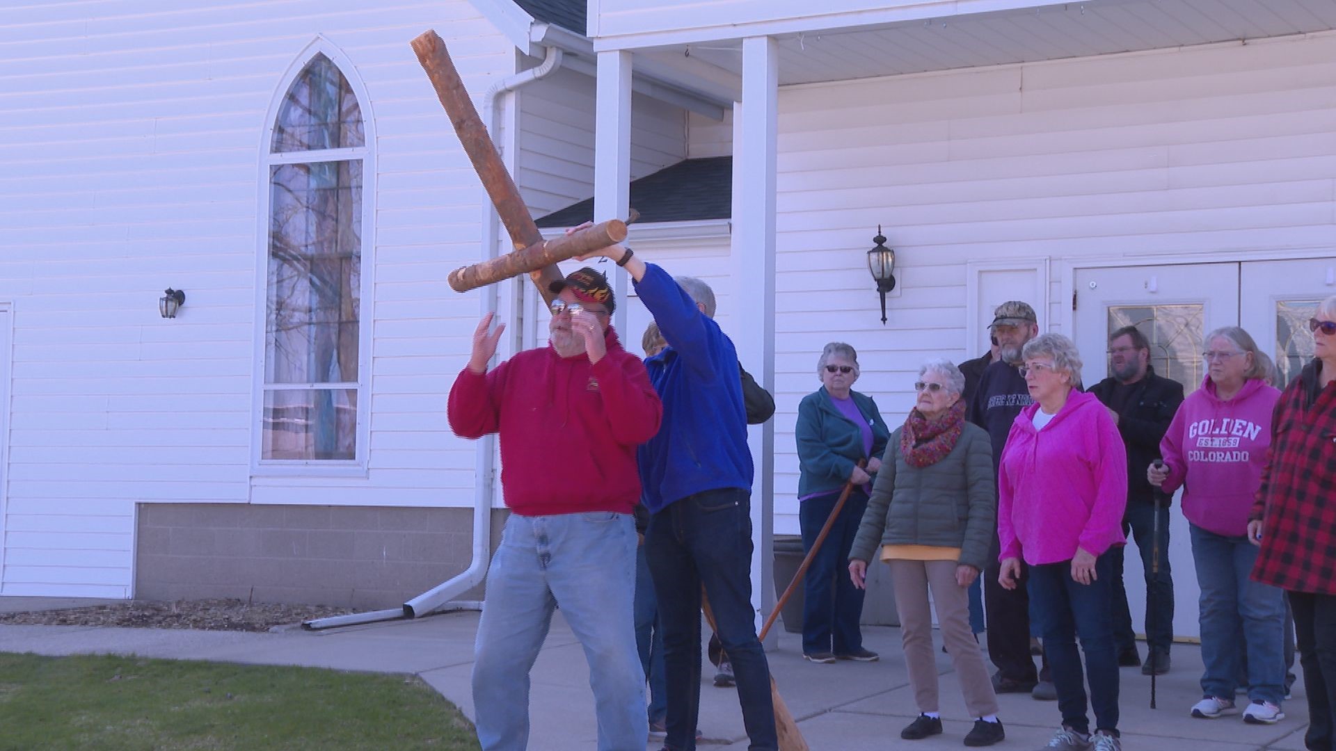 Byron Center church carries cross on Good Friday | wzzm13.com
