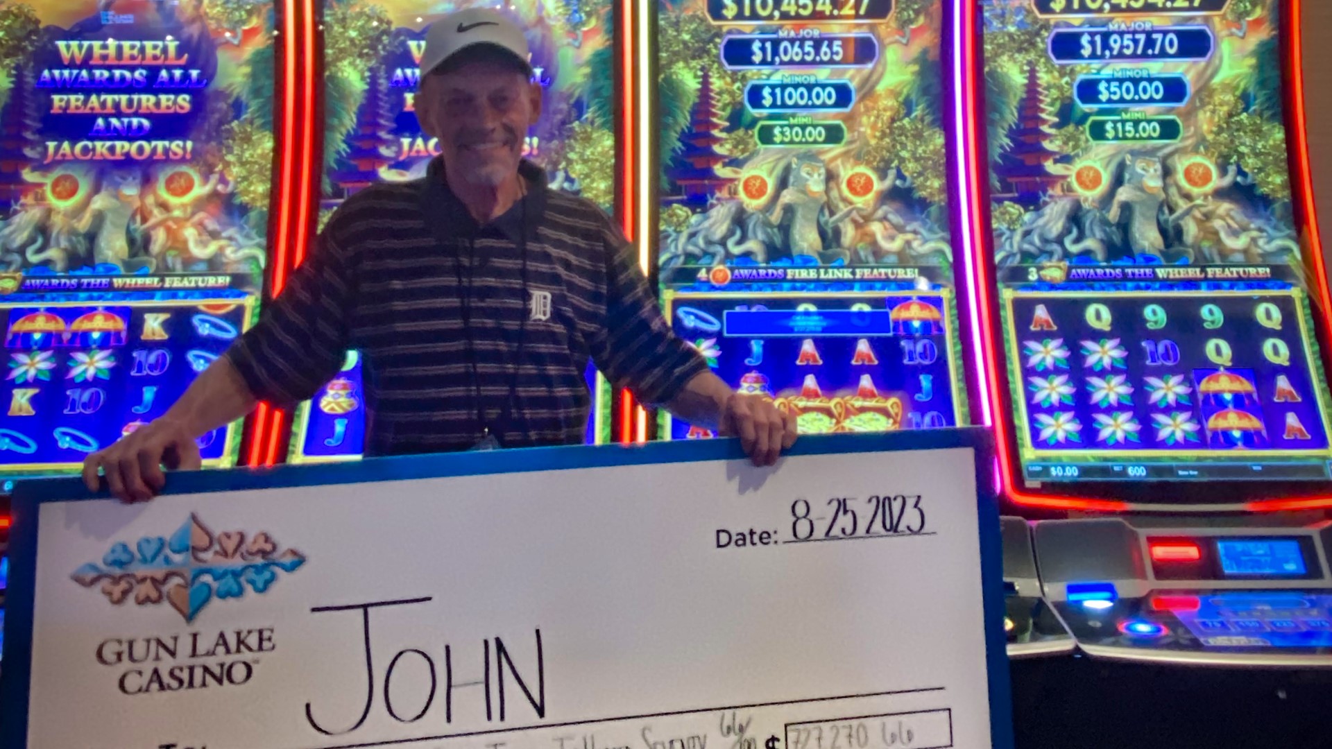 Grandville man wins record breaking jackpot at Gun Lake Casino | wzzm13.com