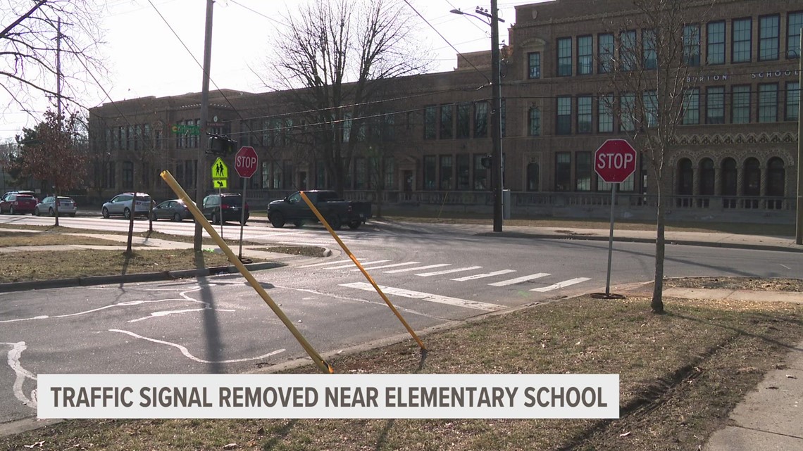 Traffic signal removed near Grand Rapids elementary school | wzzm13.com