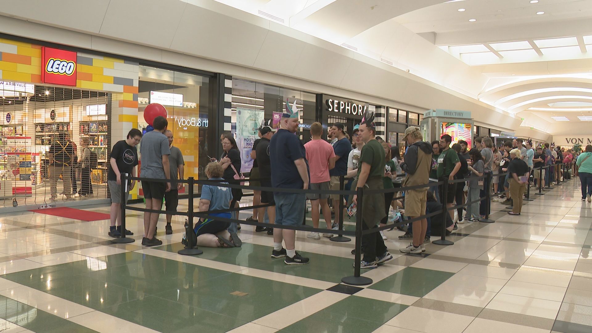 LEGO Store welcomes hundreds on opening day at Woodland Mall | wzzm13.com