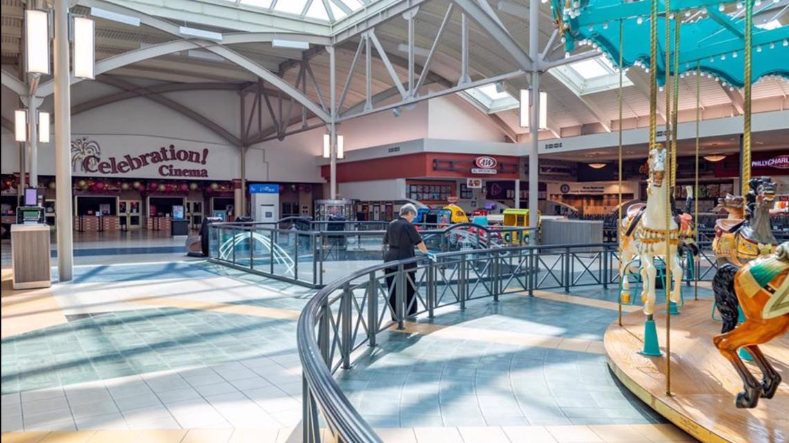 'A ghost town' | Photos show Rivertown Mall nearly empty as people stay ...