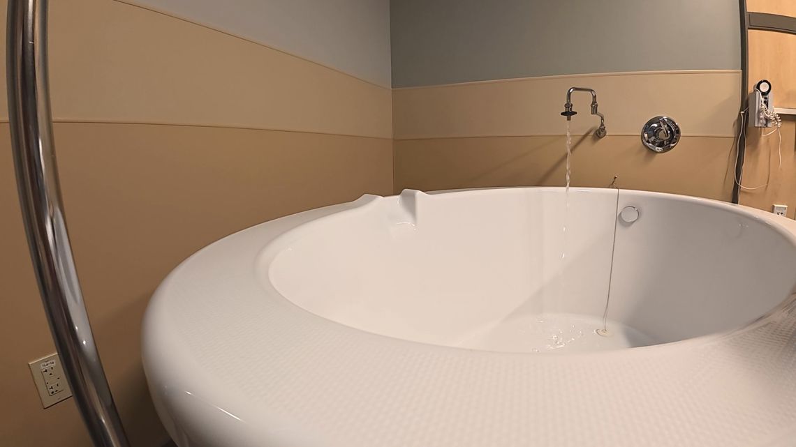 Holland Hospital gives new option for childbirth with new hydrotherapy ...