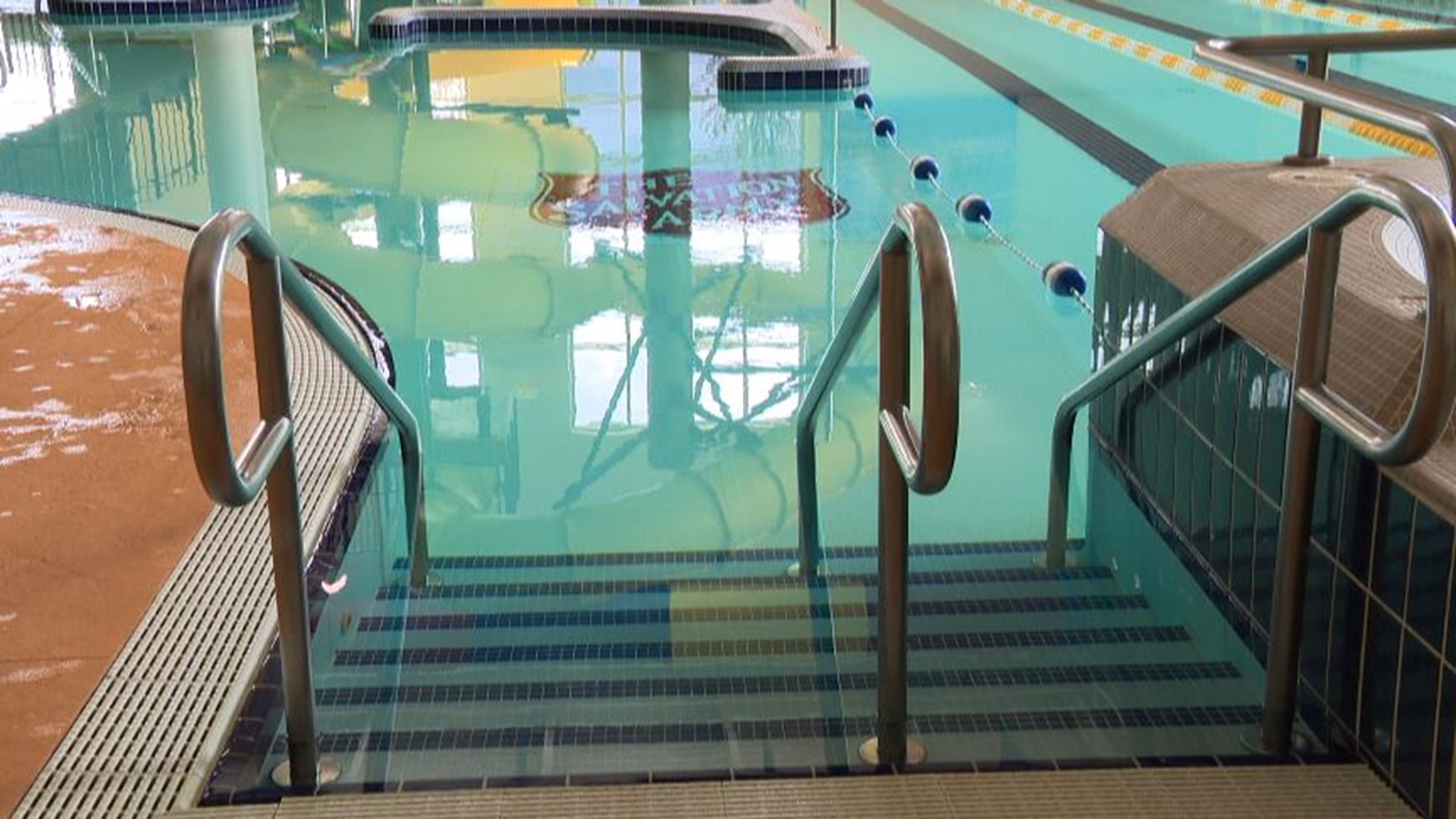 Kroc Center helps teach GRPS students to swim | wzzm13.com