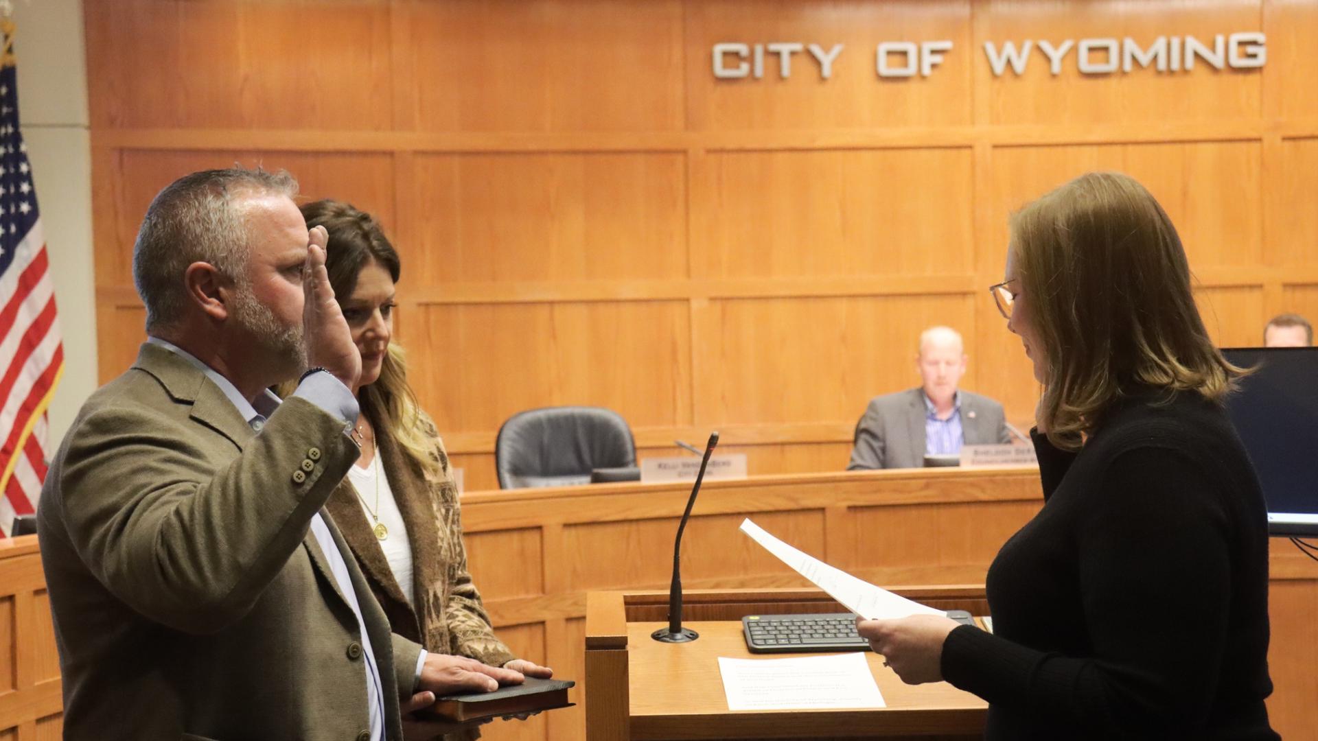 Wyoming swears in new police chief Kip Snyder | wzzm13.com