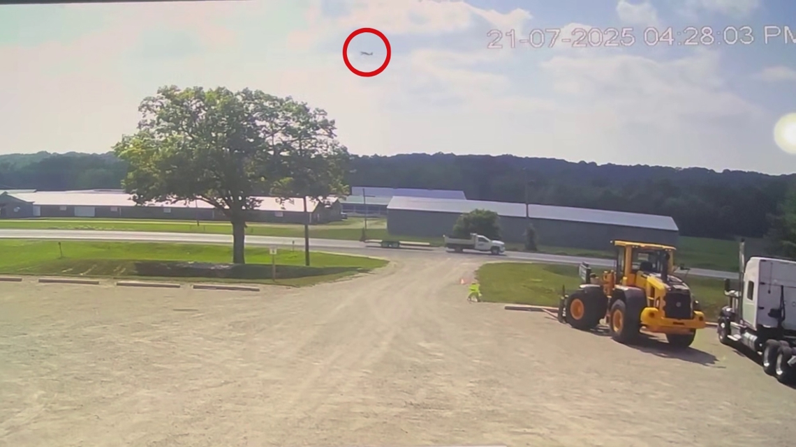 Video shows moment plane crashes in Michigan | wzzm13.com