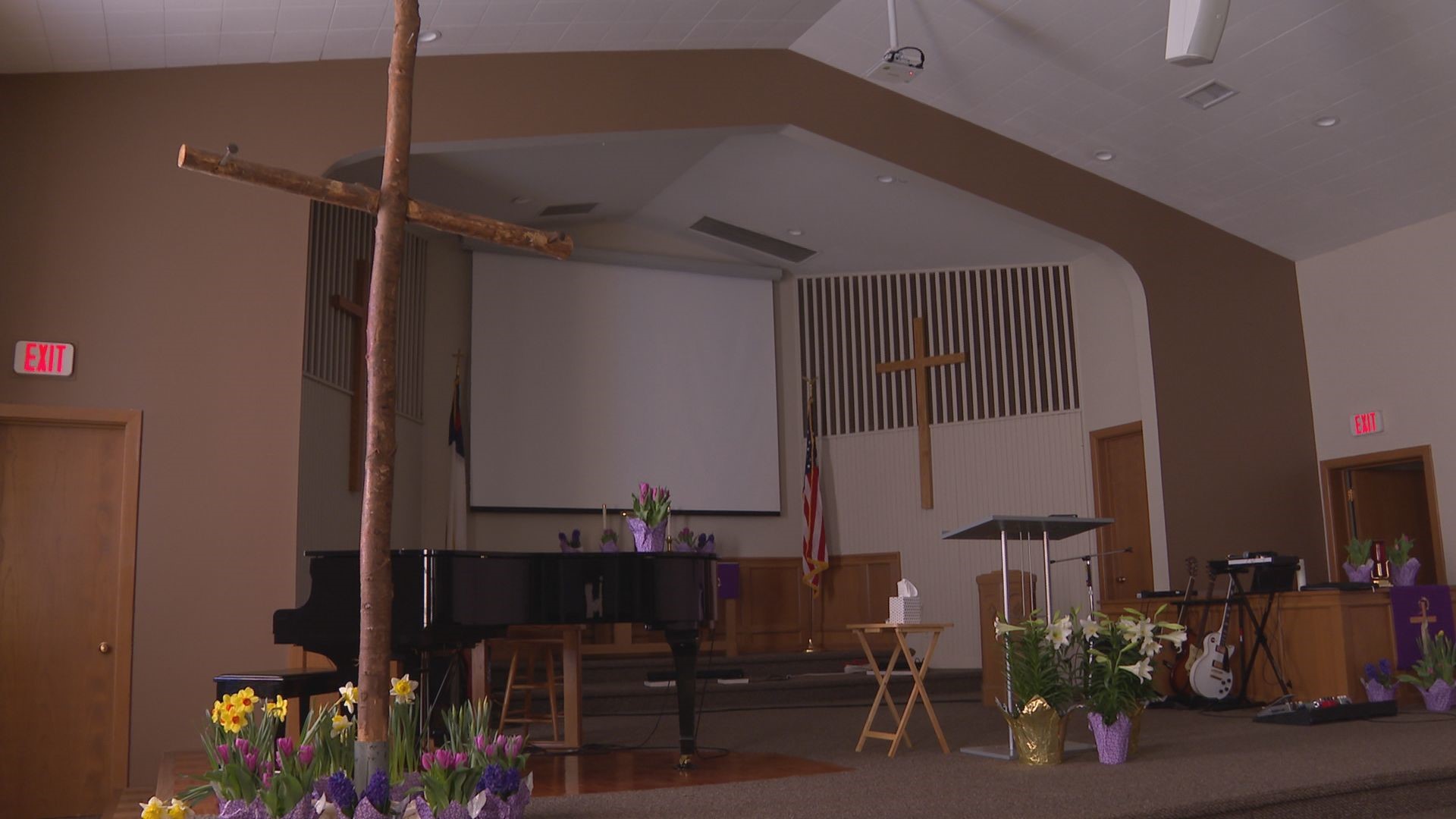 Byron Center church carries cross on Good Friday | wzzm13.com