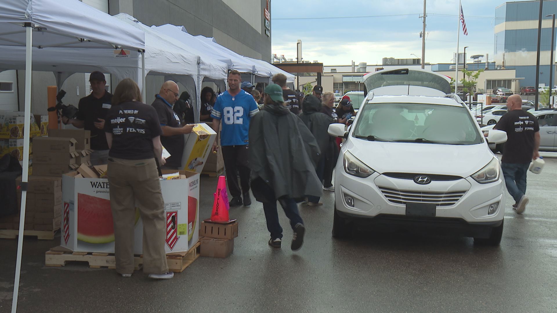 Feeding America West Michigan mobile pantry hands out food to 400 ...