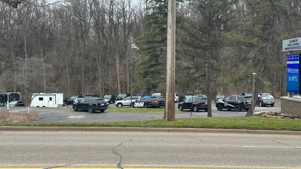 Kalamazoo shooting leaves suspect, Kalamazoo Twp. officer injured ...