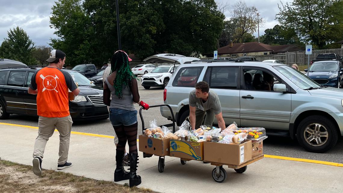 Wyoming students handing out food in mobile pantry | wzzm13.com