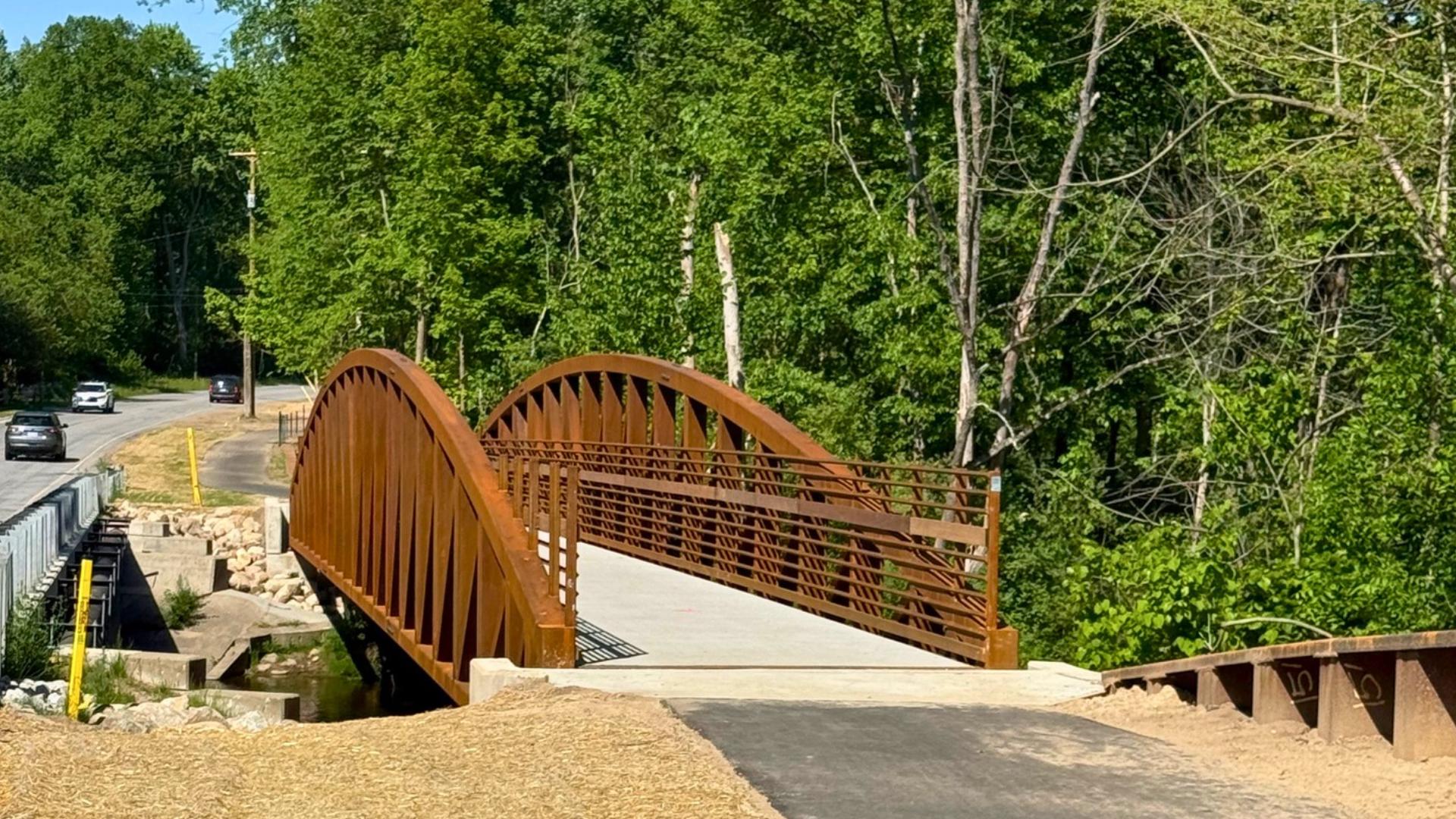New pedestrian bridge open on South Rogue River Trail | wzzm13.com