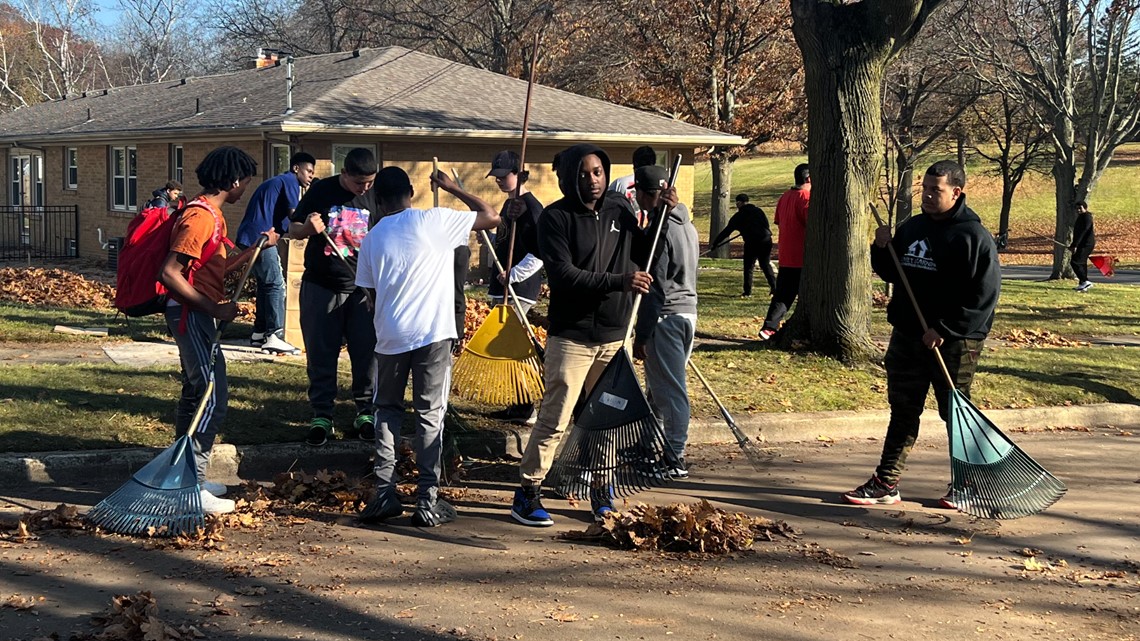 Union football players clean up yards to give thanks to community ...