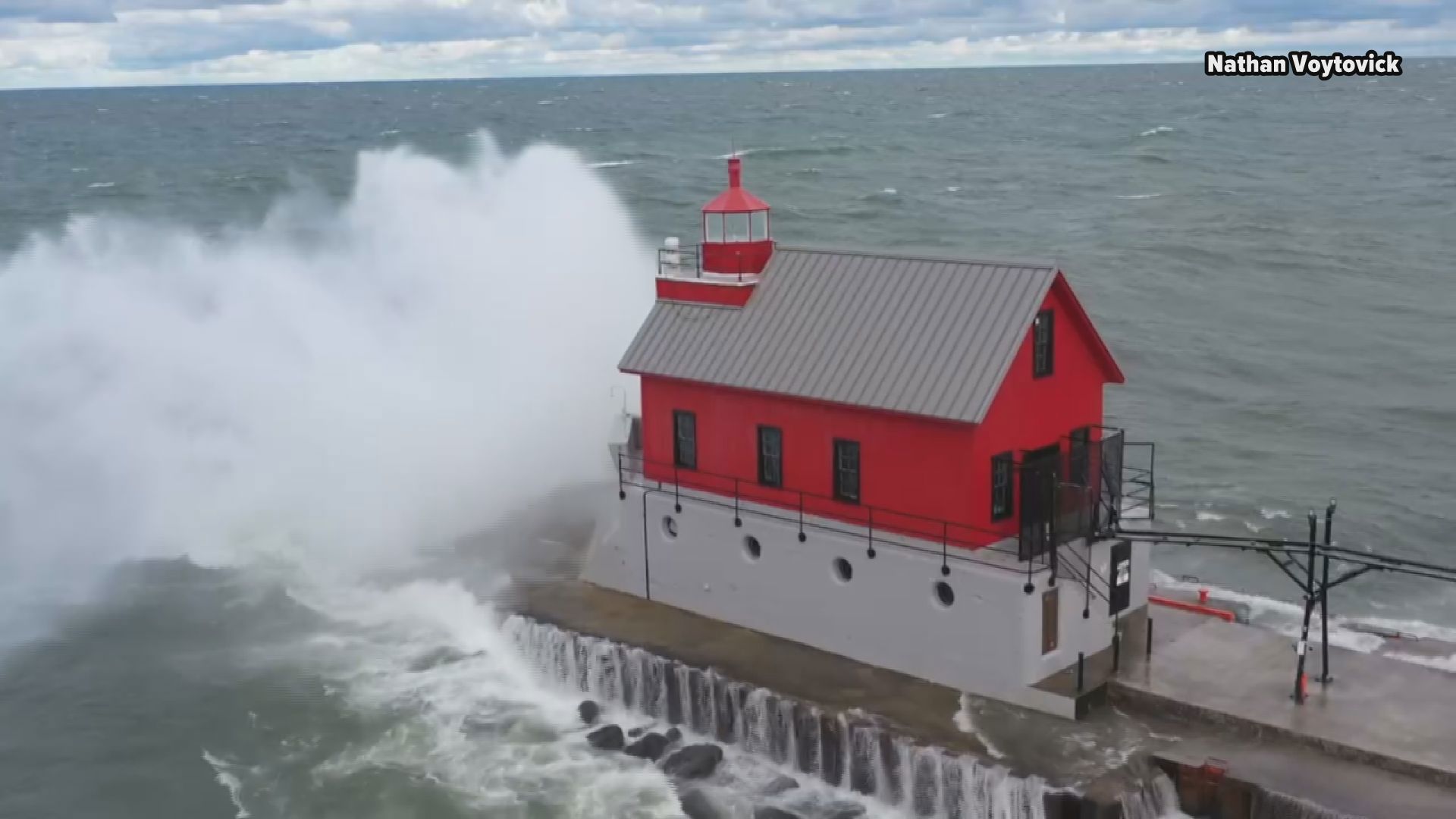 Angry Lake Michigan waves lash Grand Haven pier | wzzm13.com